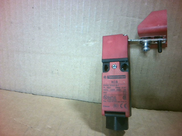 Telemecanique XCS EN/IEC 60947-5-1 Red Safety Interlock Switch – Ideal ...